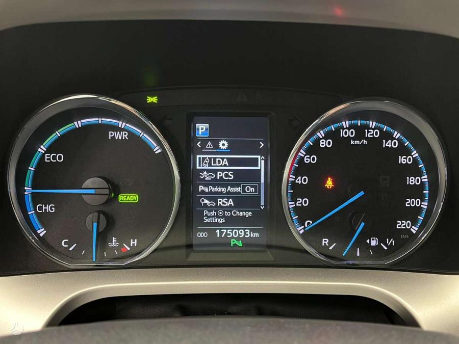 Blue Toyota RAV4 2017 in Panevezys, with an engine capacity of 2.49 L and mileage of 175 thousand km for 18590 €, photo 28 on AUTOMOTO.COM.LV