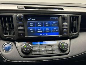Blue Toyota RAV4 2017 in Panevezys, with an engine capacity of 2.49 L and mileage of 175 thousand km for 18590 €, photo 31 on AUTOMOTO.COM.LV