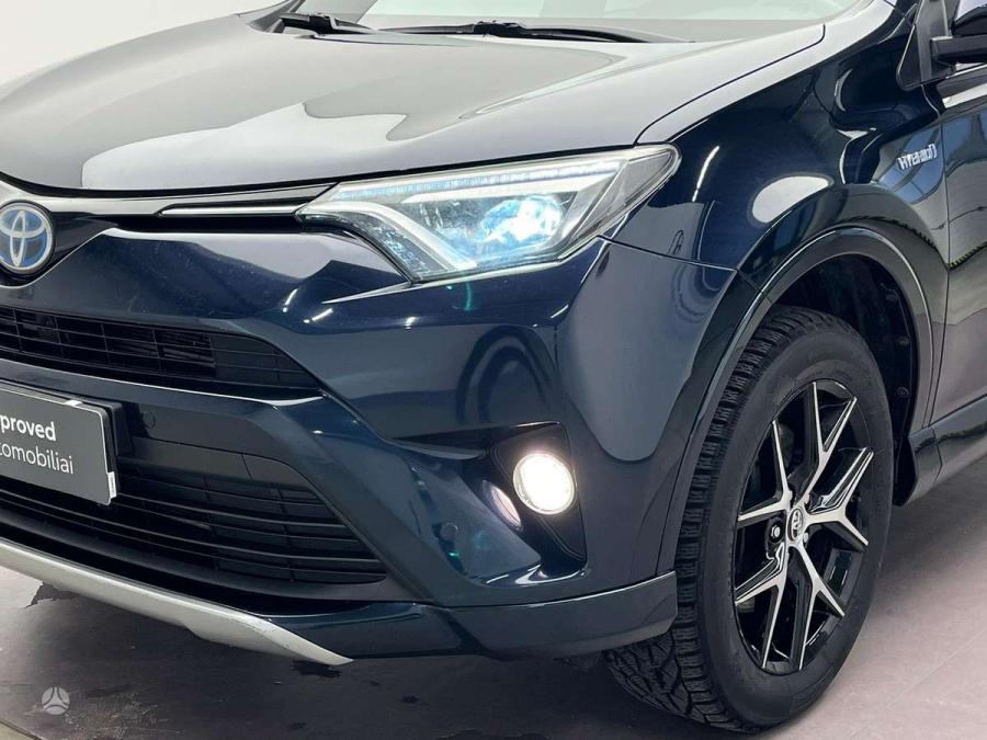 Blue Toyota RAV4 2017 in Panevezys, with an engine capacity of 2.49 L and mileage of 175 thousand km for 18590 €, photo 39 on AUTOMOTO.COM.LV