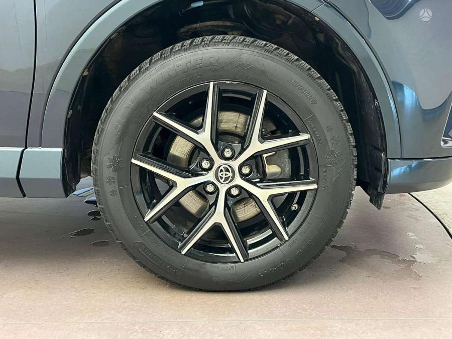 Blue Toyota RAV4 2017 in Panevezys, with an engine capacity of 2.49 L and mileage of 175 thousand km for 18590 €, photo 42 on AUTOMOTO.COM.LV