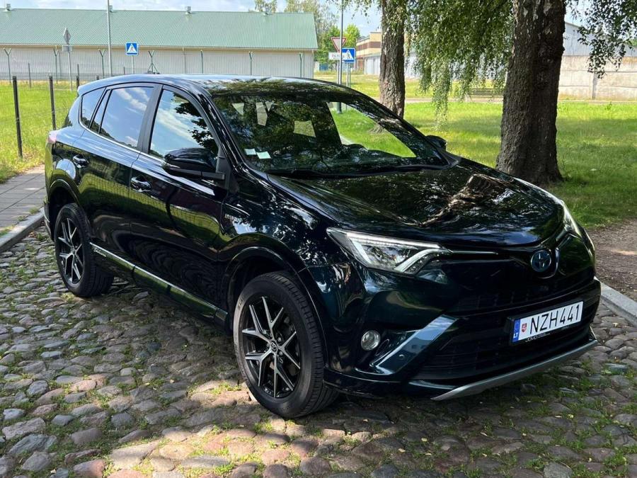 Blue Toyota RAV4 2017 in Kaunas, with an engine capacity of 2.49 L and mileage of 158 thousand km for 16999 €, photo 1 on AUTOMOTO.COM.LV