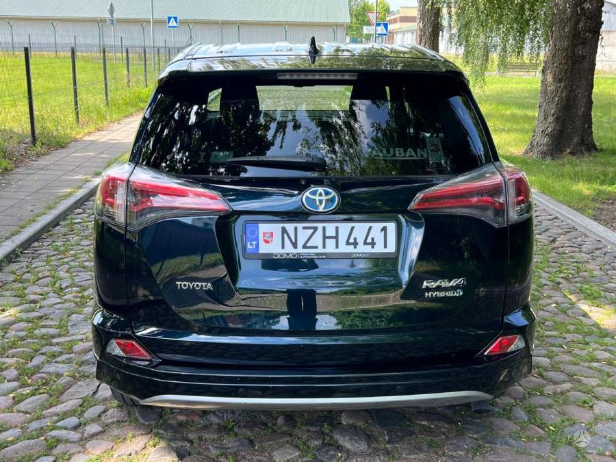 Blue Toyota RAV4 2017 in Kaunas, with an engine capacity of 2.49 L and mileage of 158 thousand km for 16999 €, photo 7 on AUTOMOTO.COM.LV