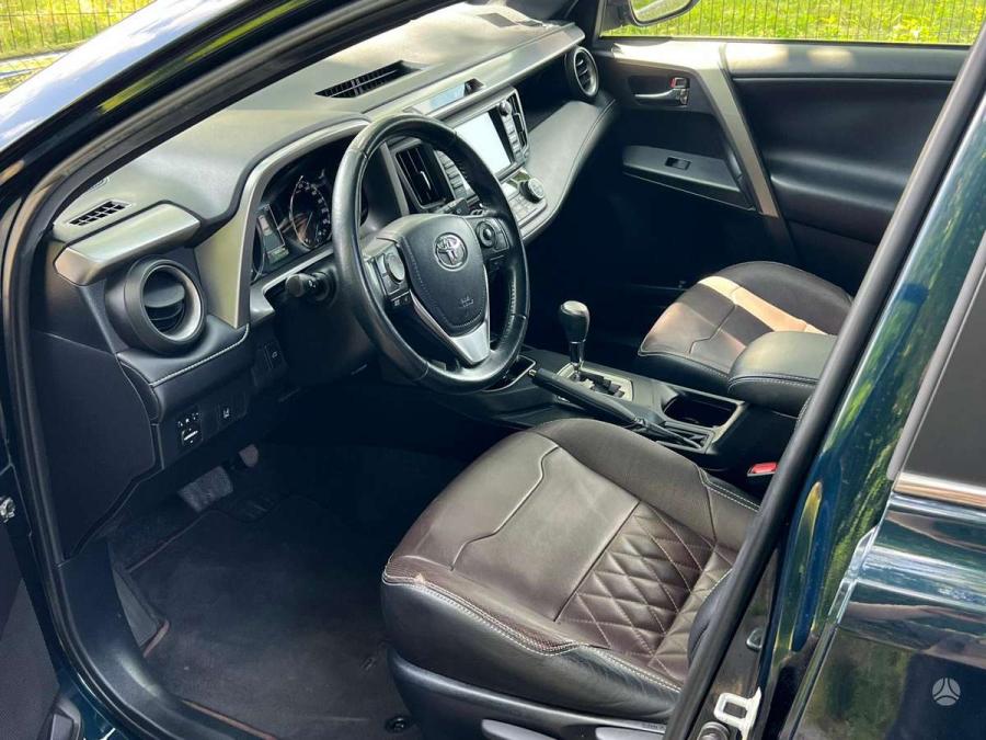 Blue Toyota RAV4 2017 in Kaunas, with an engine capacity of 2.49 L and mileage of 158 thousand km for 16999 €, photo 14 on AUTOMOTO.COM.LV