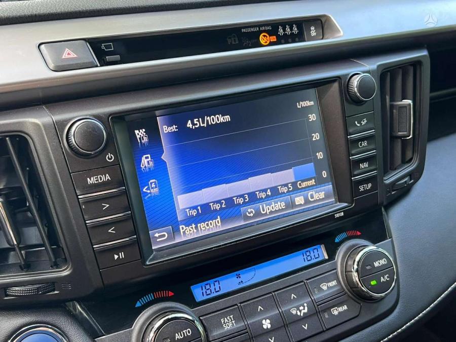 Blue Toyota RAV4 2017 in Kaunas, with an engine capacity of 2.49 L and mileage of 158 thousand km for 16999 €, photo 19 on AUTOMOTO.COM.LV