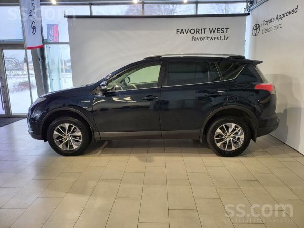 Blue Toyota RAV4 2018 in Ventspils, with an engine capacity of 2.50 L and mileage of 177 thousand km for 17500 €, photo 2 on AUTOMOTO.COM.LV