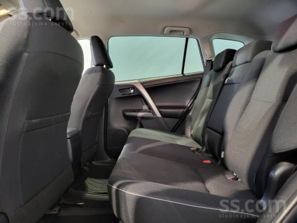 Blue Toyota RAV4 2018 in Ventspils, with an engine capacity of 2.50 L and mileage of 177 thousand km for 17500 €, photo 6 on AUTOMOTO.COM.LV