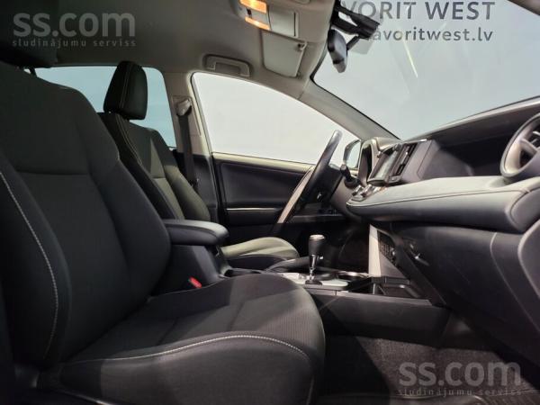 Blue Toyota RAV4 2018 in Ventspils, with an engine capacity of 2.50 L and mileage of 177 thousand km for 17500 €, photo 7 on AUTOMOTO.COM.LV