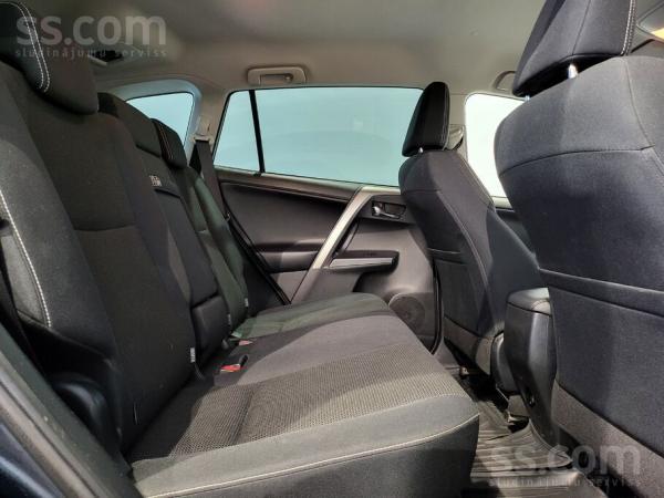 Blue Toyota RAV4 2018 in Ventspils, with an engine capacity of 2.50 L and mileage of 177 thousand km for 17500 €, photo 8 on AUTOMOTO.COM.LV