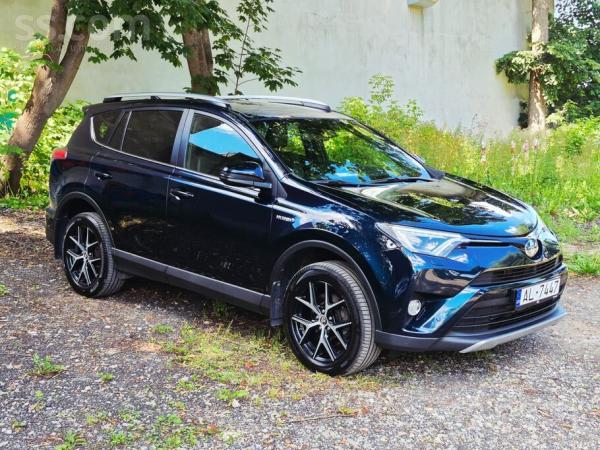 Blue Toyota RAV4 2018 in Riga, with an engine capacity of 2.50 L and mileage of 170 thousand km for 18800 €, photo 3 on AUTOMOTO.COM.LV