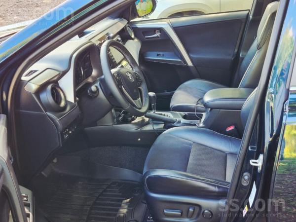 Blue Toyota RAV4 2018 in Riga, with an engine capacity of 2.50 L and mileage of 170 thousand km for 18800 €, photo 6 on AUTOMOTO.COM.LV