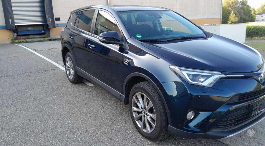 Blue Toyota RAV4 2018 in Vilnius, with an engine capacity of 2.50 L and mileage of 285 thousand km for 12999 €, photo 4 on AUTOMOTO.COM.LV