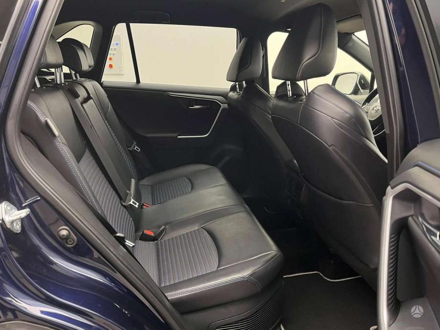 Blue Toyota RAV4 2019 in Panevezys, with an engine capacity of 2.49 L and mileage of 183 thousand km for 23990 €, photo 15 on AUTOMOTO.COM.LV