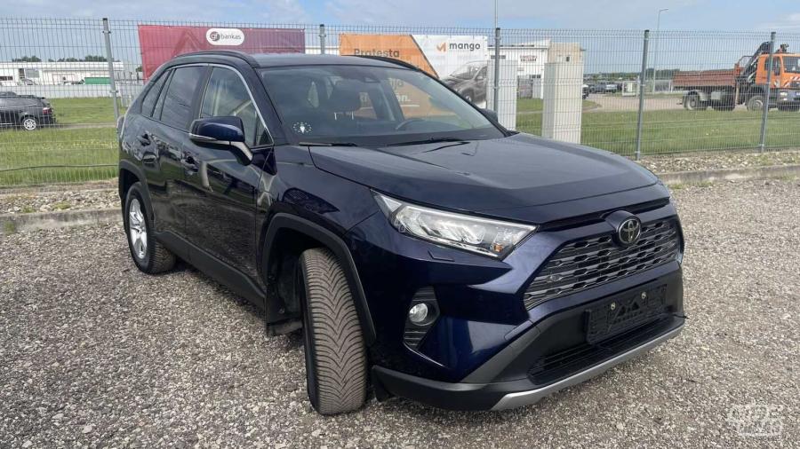 Blue Toyota RAV4 2019 in Marijampole, with an engine capacity of 2.00 L and mileage of 216 thousand km for 17900 €, photo 4 on AUTOMOTO.COM.LV