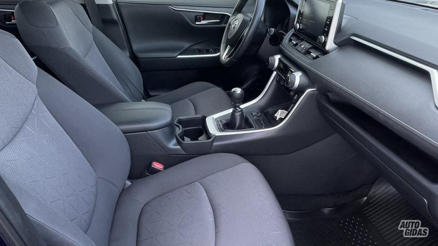 Blue Toyota RAV4 2019 in Marijampole, with an engine capacity of 2.00 L and mileage of 216 thousand km for 17900 €, photo 31 on AUTOMOTO.COM.LV