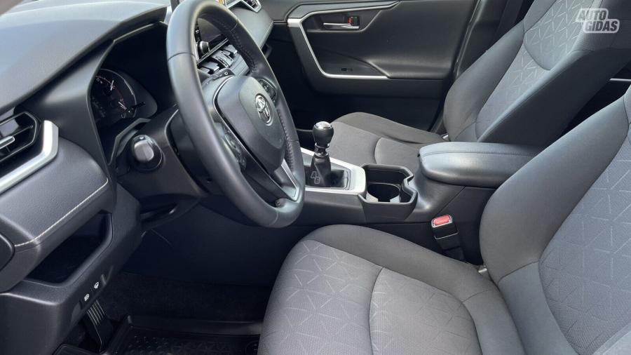 Blue Toyota RAV4 2019 in Marijampole, with an engine capacity of 2.00 L and mileage of 216 thousand km for 17900 €, photo 30 on AUTOMOTO.COM.LV