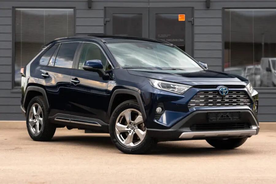 Blue Toyota RAV4 2019 in Jelgava, with an engine capacity of 2.50 L and mileage of 97 thousand km for 28950 €, photo 1 on AUTOMOTO.COM.LV