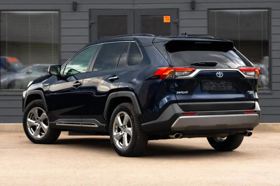 Blue Toyota RAV4 2019 in Jelgava, with an engine capacity of 2.50 L and mileage of 97 thousand km for 28950 €, photo 3 on AUTOMOTO.COM.LV