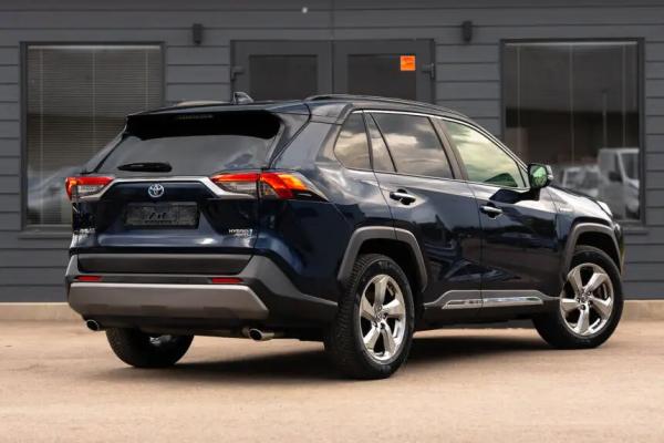 Blue Toyota RAV4 2019 in Jelgava, with an engine capacity of 2.50 L and mileage of 97 thousand km for 28950 €, photo 4 on AUTOMOTO.COM.LV