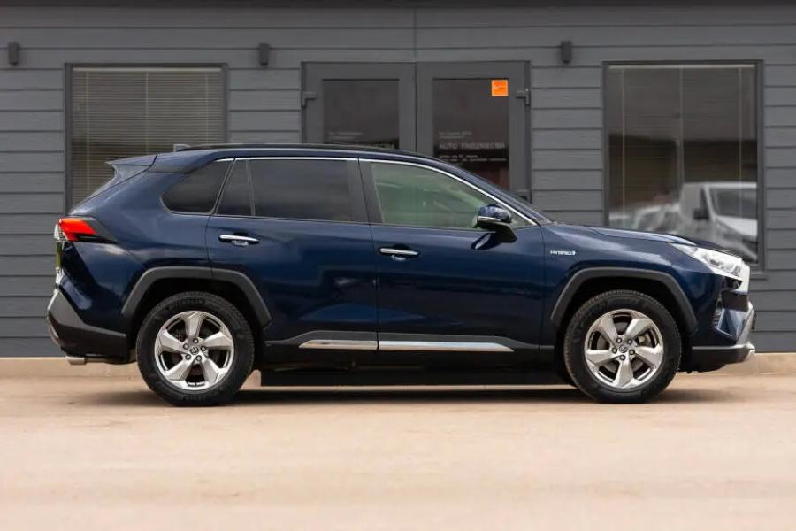 Blue Toyota RAV4 2019 in Jelgava, with an engine capacity of 2.50 L and mileage of 97 thousand km for 28950 €, photo 7 on AUTOMOTO.COM.LV