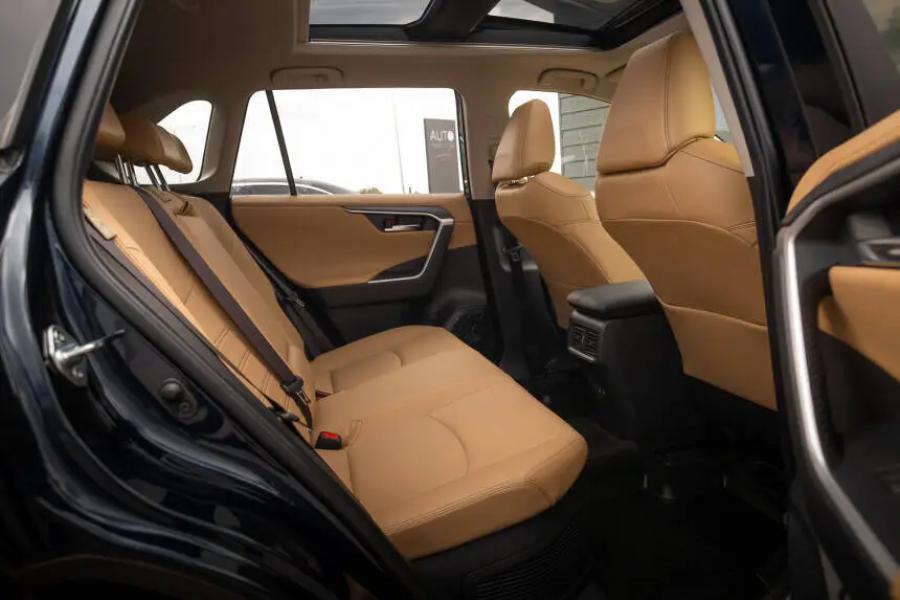 Blue Toyota RAV4 2019 in Jelgava, with an engine capacity of 2.50 L and mileage of 97 thousand km for 28950 €, photo 13 on AUTOMOTO.COM.LV