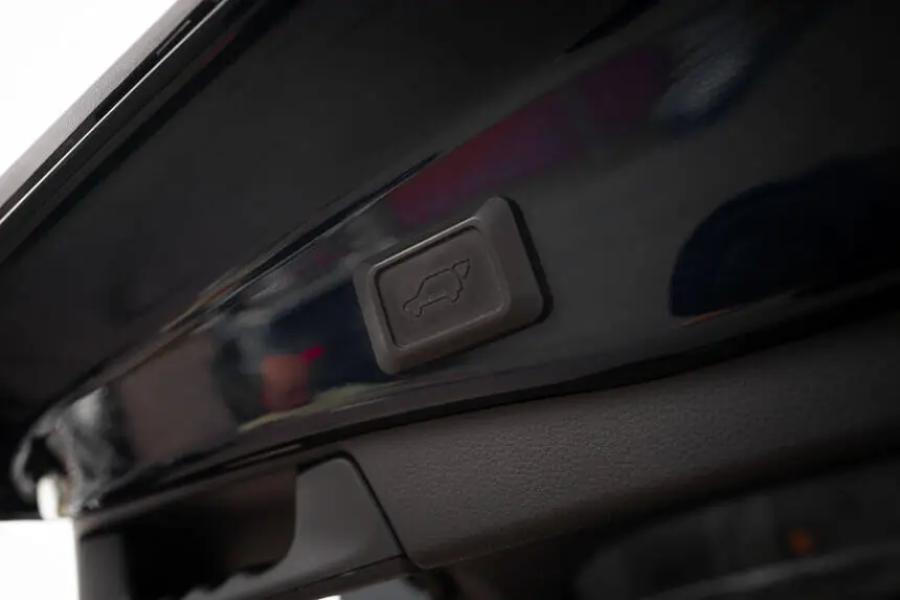 Blue Toyota RAV4 2019 in Jelgava, with an engine capacity of 2.50 L and mileage of 97 thousand km for 28950 €, photo 15 on AUTOMOTO.COM.LV
