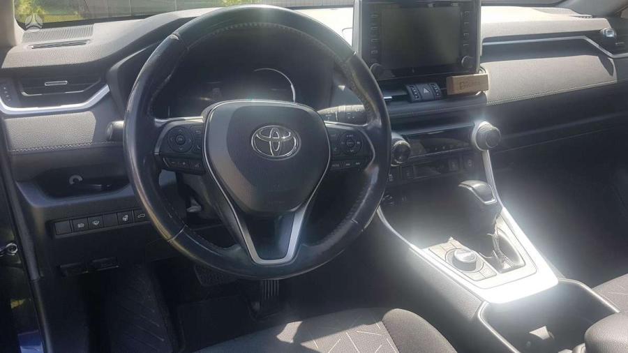 Blue Toyota RAV4 2019 in Kaunas, with an engine capacity of 1.99 L and mileage of 138 thousand km for 23000 €, photo 5 on AUTOMOTO.COM.LV