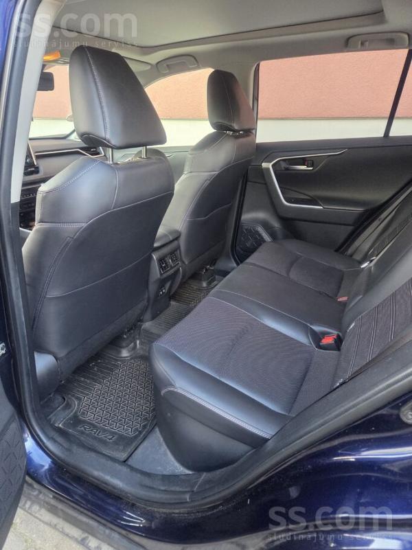 Zils Toyota RAV4 2019 Rīga, ar dzinēja tilpumu 2.50 L un nobraukumu 130 tūkst. km par 24000 €, foto 8 vietnē AUTOMOTO.COM.LV