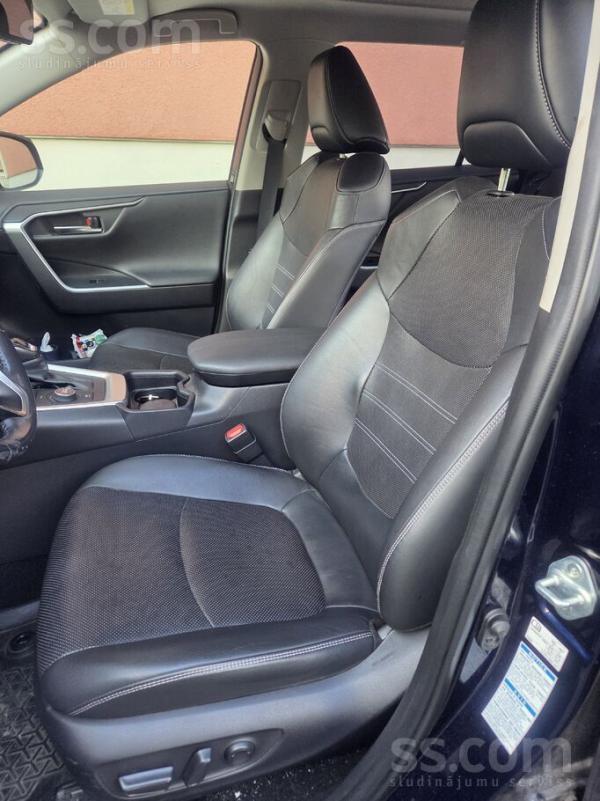 Zils Toyota RAV4 2019 Rīga, ar dzinēja tilpumu 2.50 L un nobraukumu 130 tūkst. km par 24000 €, foto 9 vietnē AUTOMOTO.COM.LV