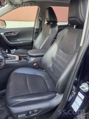 Zils Toyota RAV4 2019 Rīga, ar dzinēja tilpumu 2.50 L un nobraukumu 130 tūkst. km par 24000 €, foto 9 vietnē AUTOMOTO.COM.LV