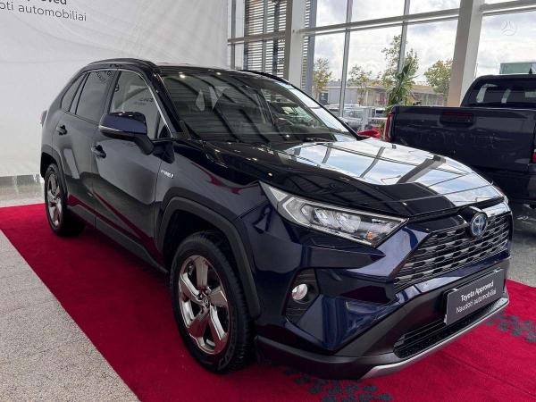Blue Toyota RAV4 2019 in Siauliai, with an engine capacity of 2.49 L and mileage of 159 thousand km for 23900 €, photo 3 on AUTOMOTO.COM.LV