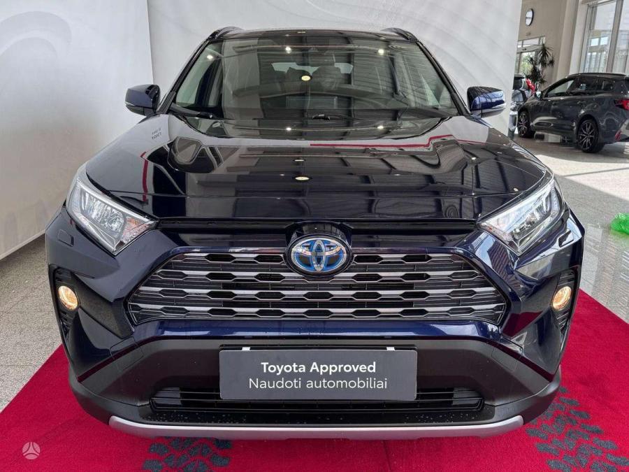 Blue Toyota RAV4 2019 in Siauliai, with an engine capacity of 2.49 L and mileage of 159 thousand km for 23900 €, photo 4 on AUTOMOTO.COM.LV