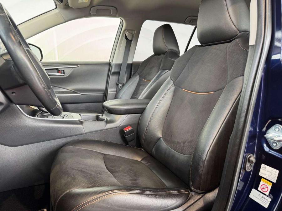 Blue Toyota RAV4 2019 in Siauliai, with an engine capacity of 2.49 L and mileage of 159 thousand km for 23900 €, photo 13 on AUTOMOTO.COM.LV