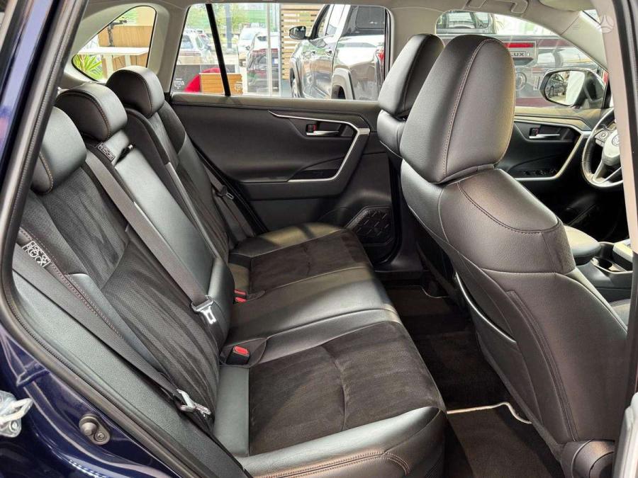 Blue Toyota RAV4 2019 in Siauliai, with an engine capacity of 2.49 L and mileage of 159 thousand km for 23900 €, photo 22 on AUTOMOTO.COM.LV