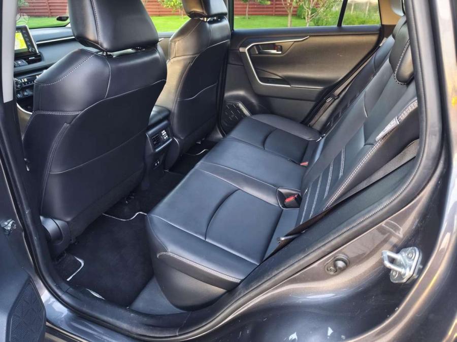 Blue Toyota RAV4 2019 in Klaipeda, with an engine capacity of 2.49 L and mileage of 262 thousand km for 20900 €, photo 15 on AUTOMOTO.COM.LV