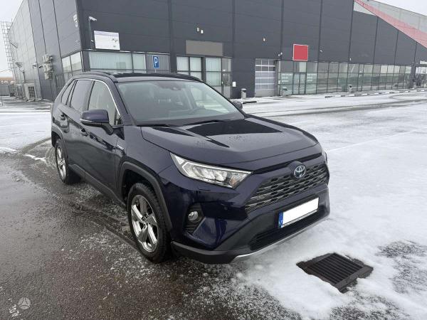 Blue Toyota RAV4 2020 in Panevezys, with an engine capacity of 2.49 L and mileage of 88 thousand km for 25555 €, photo 1 on AUTOMOTO.COM.LV