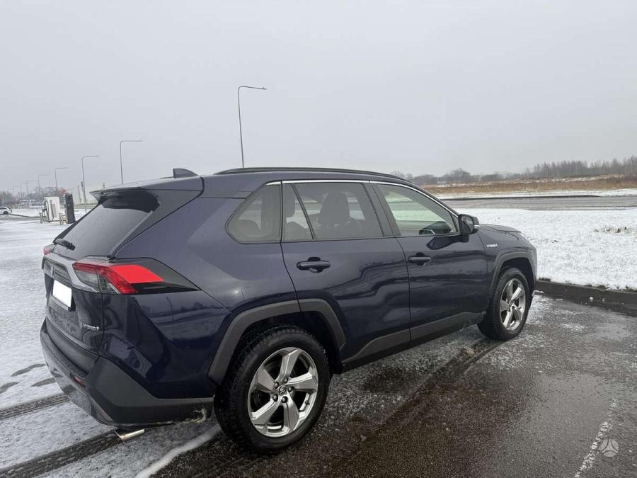 Blue Toyota RAV4 2020 in Panevezys, with an engine capacity of 2.49 L and mileage of 88 thousand km for 25555 €, photo 2 on AUTOMOTO.COM.LV