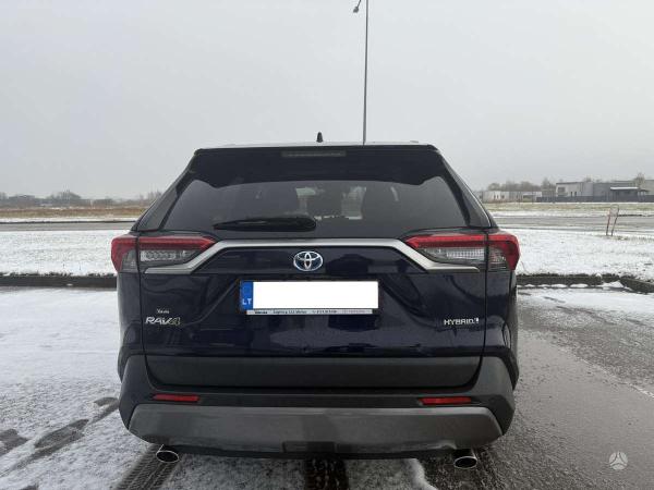 Blue Toyota RAV4 2020 in Panevezys, with an engine capacity of 2.49 L and mileage of 88 thousand km for 25555 €, photo 3 on AUTOMOTO.COM.LV