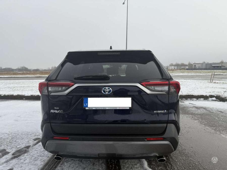 Blue Toyota RAV4 2020 in Panevezys, with an engine capacity of 2.49 L and mileage of 88 thousand km for 25555 €, photo 3 on AUTOMOTO.COM.LV