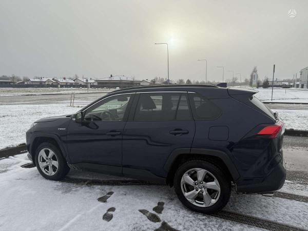 Blue Toyota RAV4 2020 in Panevezys, with an engine capacity of 2.49 L and mileage of 88 thousand km for 25555 €, photo 4 on AUTOMOTO.COM.LV