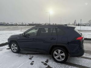 Blue Toyota RAV4 2020 in Panevezys, with an engine capacity of 2.49 L and mileage of 88 thousand km for 25555 €, photo 4 on AUTOMOTO.COM.LV