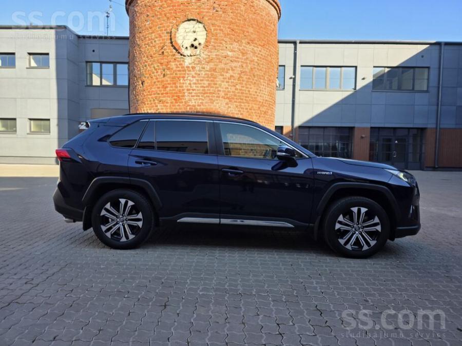 Blue Toyota RAV4 2020 in Riga, with an engine capacity of 2.50 L and mileage of 63 thousand km for 27500 €, photo 3 on AUTOMOTO.COM.LV