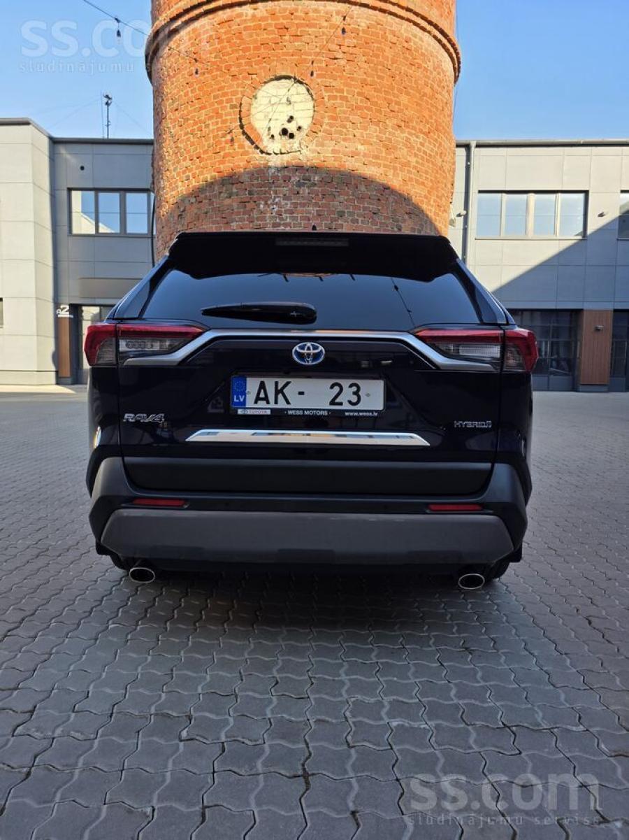 Blue Toyota RAV4 2020 in Riga, with an engine capacity of 2.50 L and mileage of 63 thousand km for 27500 €, photo 5 on AUTOMOTO.COM.LV