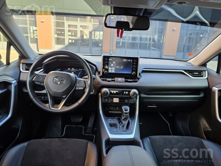 Blue Toyota RAV4 2020 in Riga, with an engine capacity of 2.50 L and mileage of 63 thousand km for 27500 €, photo 6 on AUTOMOTO.COM.LV