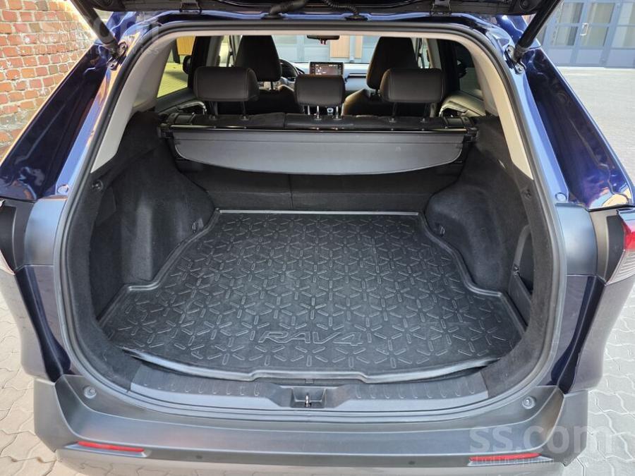 Blue Toyota RAV4 2020 in Riga, with an engine capacity of 2.50 L and mileage of 63 thousand km for 27500 €, photo 11 on AUTOMOTO.COM.LV