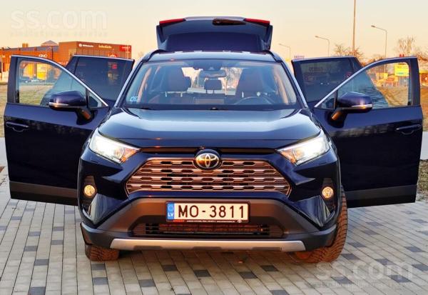 Blue Toyota RAV4 2020 in Riga, with an engine capacity of 2.00 L and mileage of 100 thousand km for 22500 €, photo 1 on AUTOMOTO.COM.LV