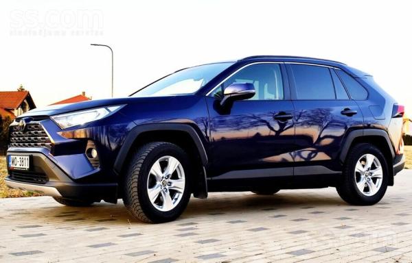 Blue Toyota RAV4 2020 in Riga, with an engine capacity of 2.00 L and mileage of 100 thousand km for 22500 €, photo 4 on AUTOMOTO.COM.LV