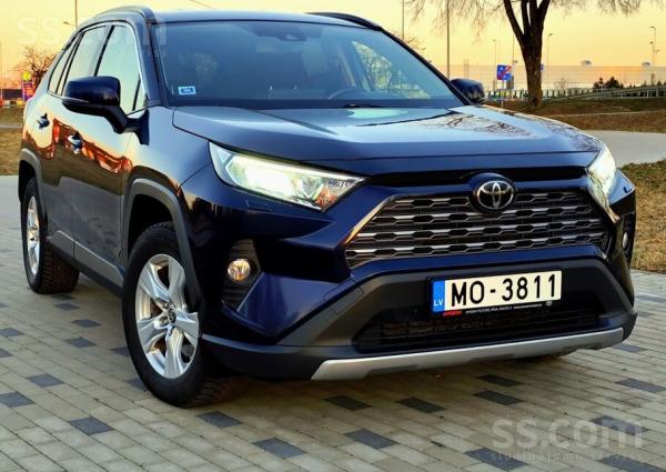 Blue Toyota RAV4 2020 in Riga, with an engine capacity of 2.00 L and mileage of 100 thousand km for 22500 €, photo 5 on AUTOMOTO.COM.LV