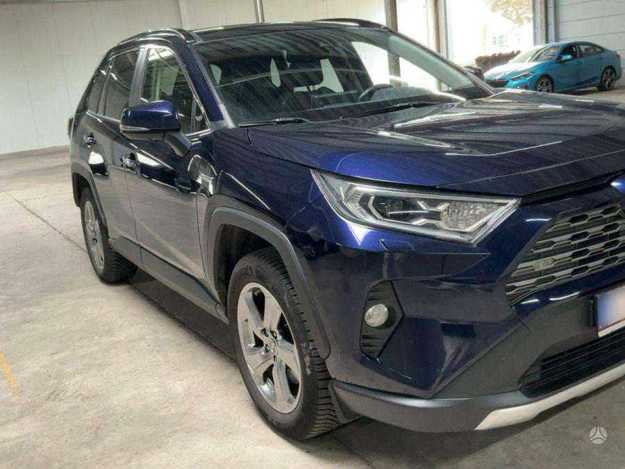 Zils Toyota RAV4 2020 Daugavpils, ar dzinēja tilpumu 2.49 L un nobraukumu 166 tūkst. km par 25750 €, foto 4 vietnē AUTOMOTO.COM.LV