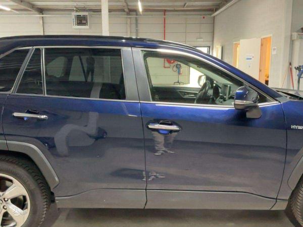 Blue Toyota RAV4 2020 in Daugavpils, with an engine capacity of 2.49 L and mileage of 166 thousand km for 25750 €, photo 4 on AUTOMOTO.COM.LV