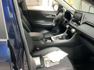 Zils Toyota RAV4 2020 Daugavpils, ar dzinēja tilpumu 2.49 L un nobraukumu 166 tūkst. km par 25750 €, foto 13 vietnē AUTOMOTO.COM.LV